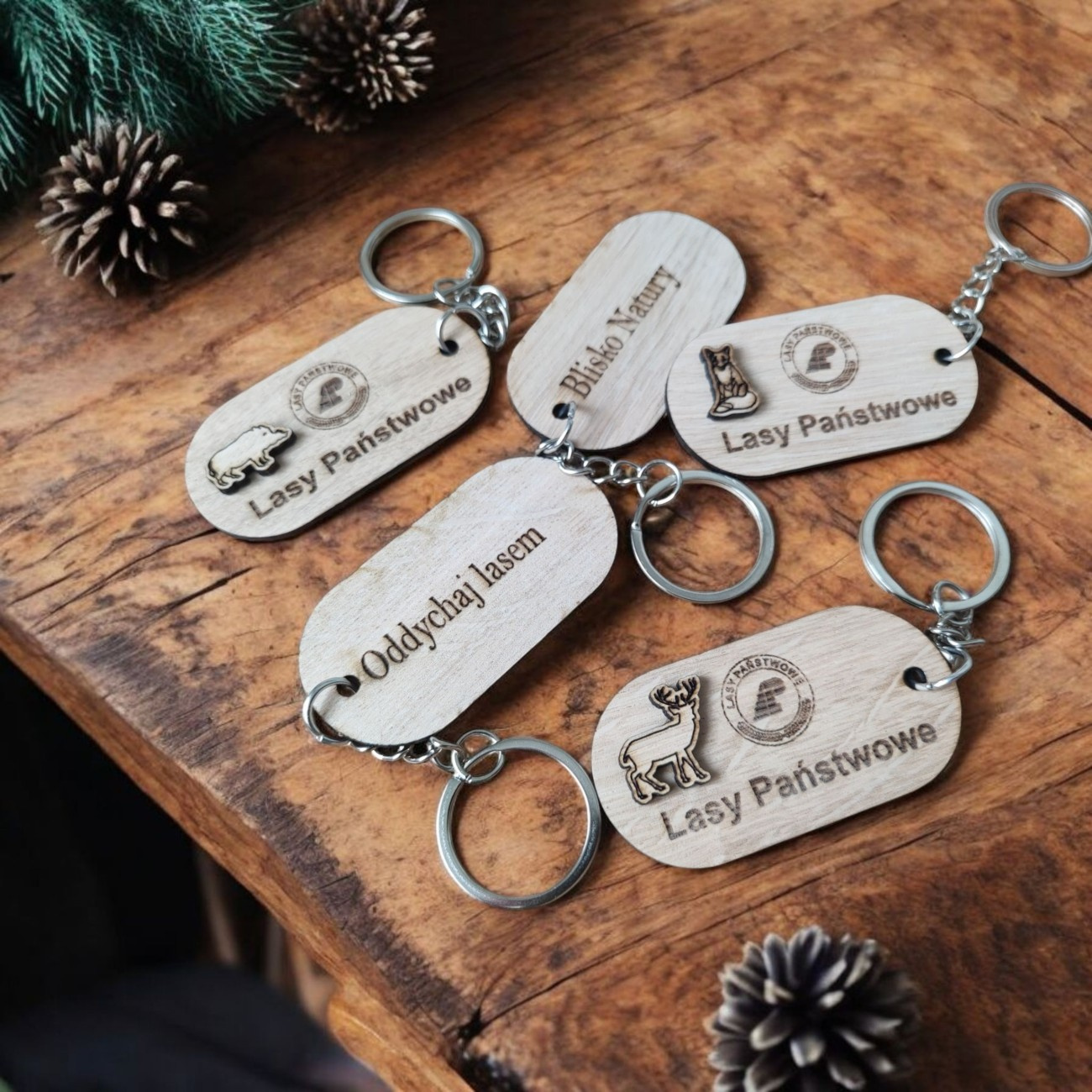 Brelok firmowy z drewna z logo – gadżet reklamowy z grawerem ...